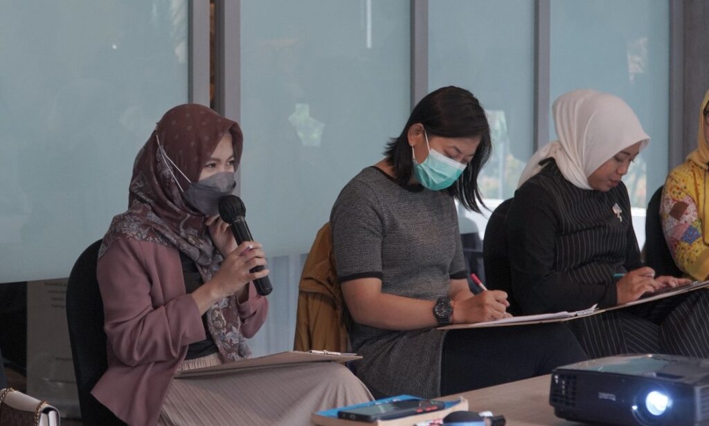 Jembatan Itu Disebut Moderator - PT Sinergi Bicara Indonesia