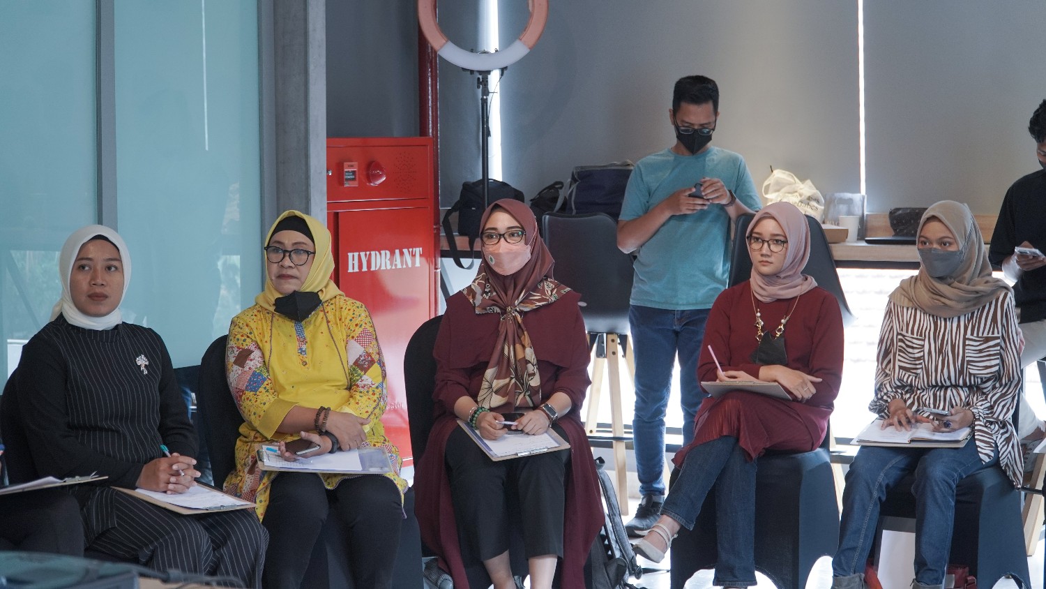 Jembatan Itu Disebut Moderator - PT Sinergi Bicara Indonesia
