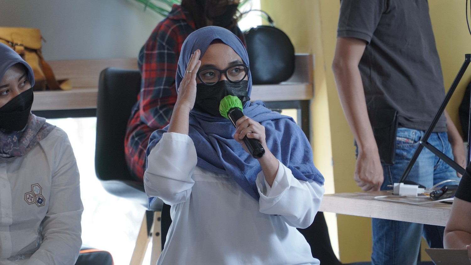 Jembatan Itu Disebut Moderator - PT Sinergi Bicara Indonesia