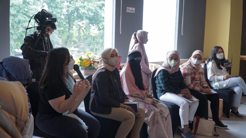Jembatan Itu Disebut Moderator - PT Sinergi Bicara Indonesia
