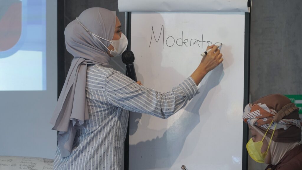 Jembatan Itu Disebut Moderator - PT Sinergi Bicara Indonesia