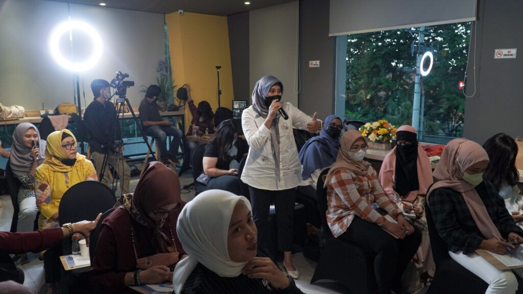 Jembatan Itu Disebut Moderator - PT Sinergi Bicara Indonesia